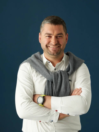 На фото Александр Айваз